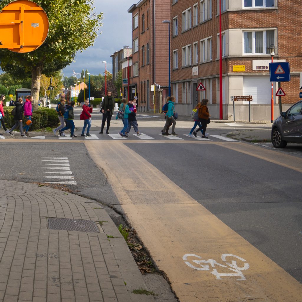 Piste cyclable - bande cyclable suggérée - voie centrale