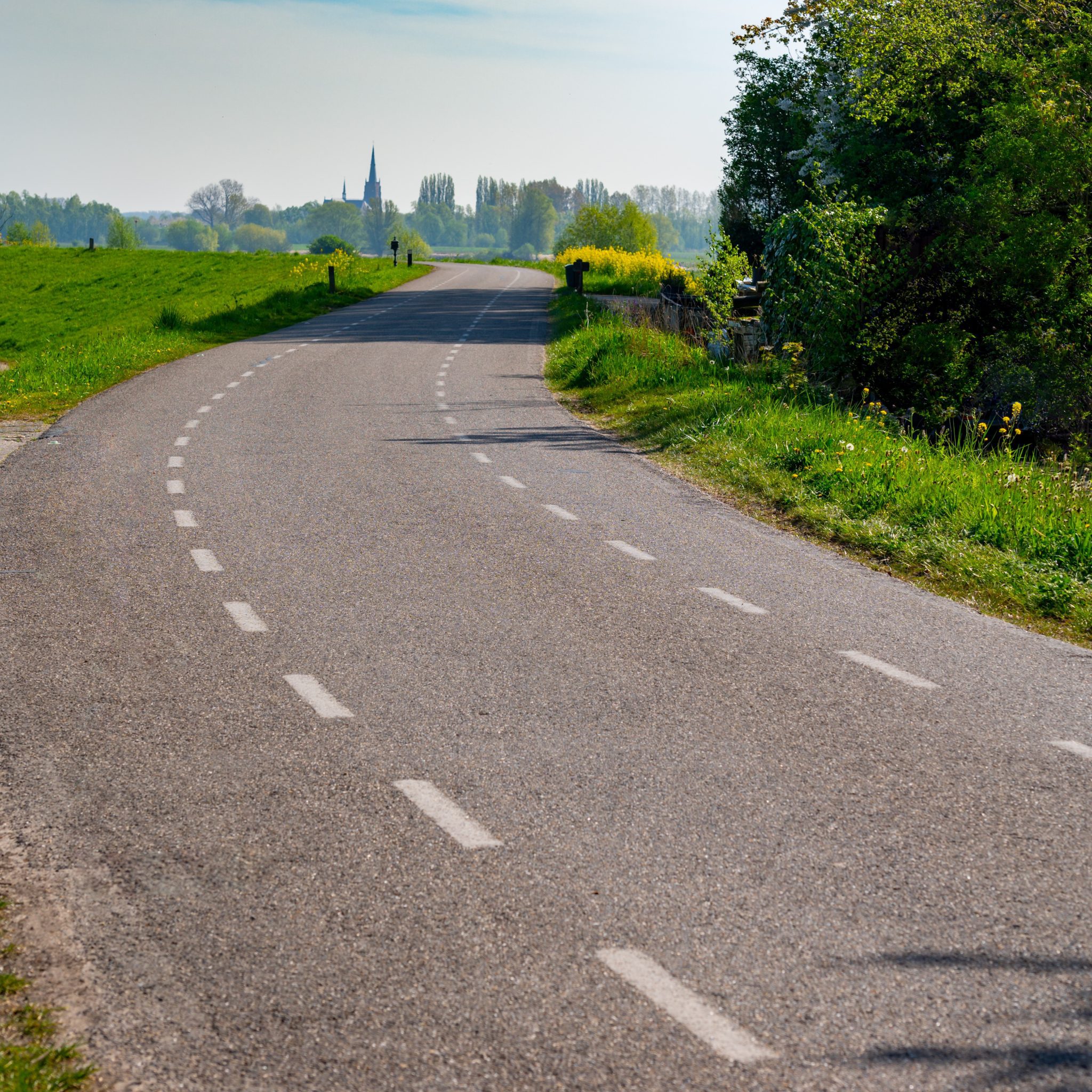 Piste cyclable - bande cyclable suggérée - voie centrale